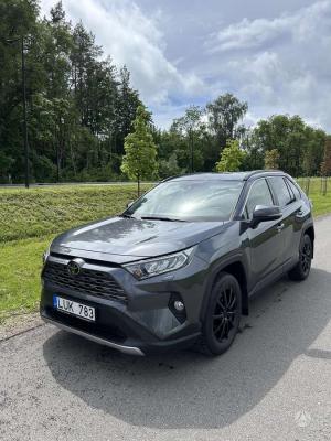 Pelēks Toyota RAV4 2021 Alīta, ar dzinēja tilpumu 1.99 L un nobraukumu 51 tūkst. km par 23300 €, foto  vietnē AUTOMOTO.COM.LV