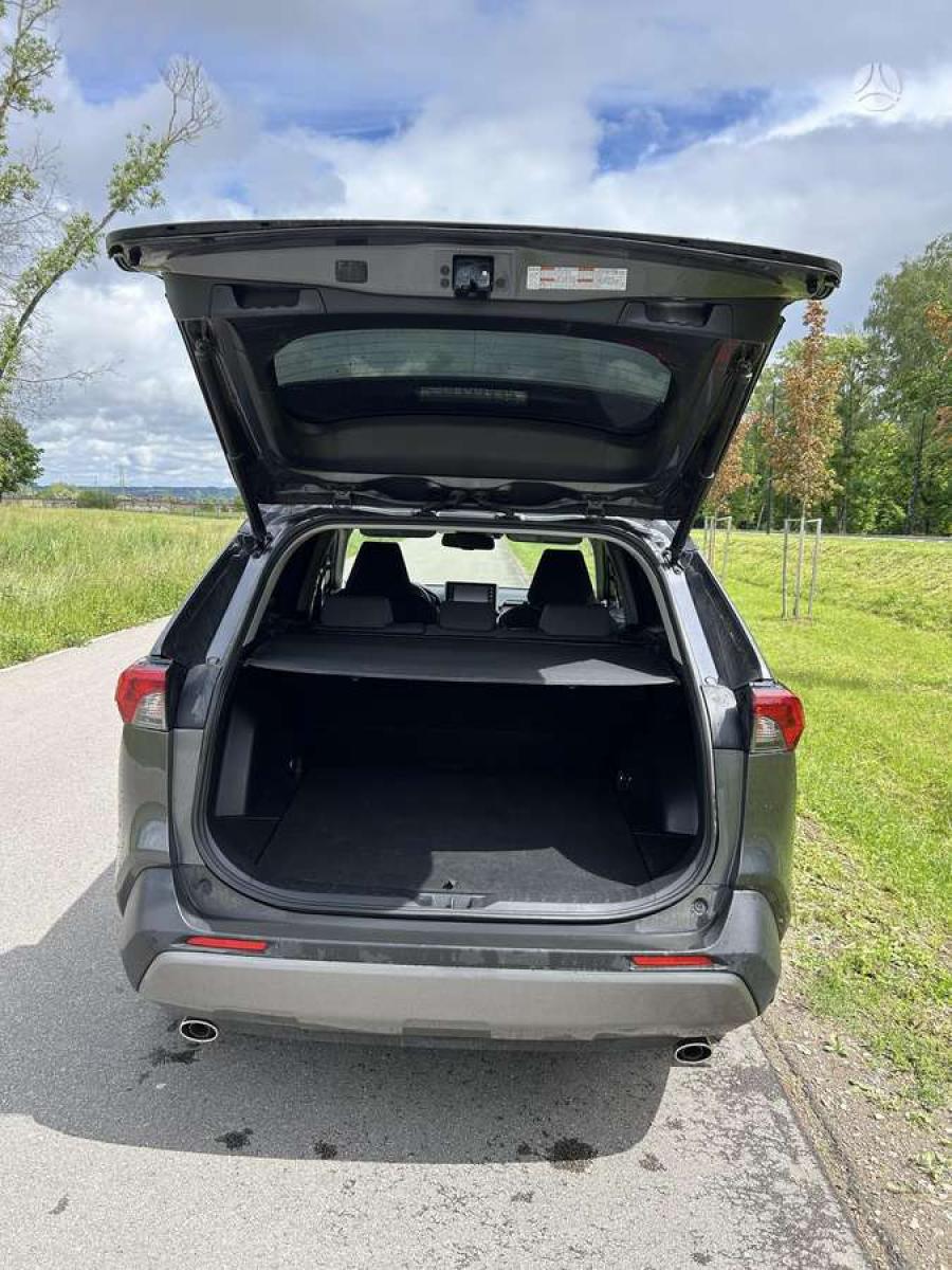 Grey Toyota RAV4 2021 in Alytus, with an engine capacity of 1.99 L and mileage of 51 thousand km for 23300 €, photo 11 on AUTOMOTO.COM.LV