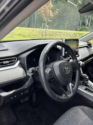 Grey Toyota RAV4 2021 in Alytus, with an engine capacity of 1.99 L and mileage of 51 thousand km for 23300 €, photo 12 on AUTOMOTO.COM.LV