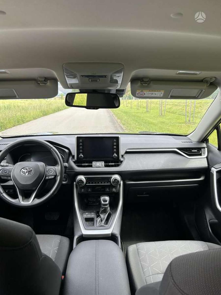 Grey Toyota RAV4 2021 in Alytus, with an engine capacity of 1.99 L and mileage of 51 thousand km for 23300 €, photo 19 on AUTOMOTO.COM.LV