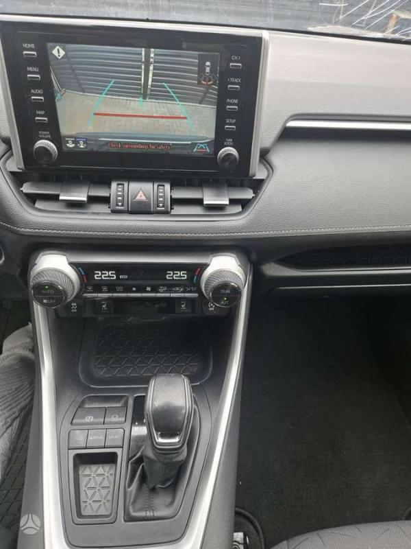 Pelēks Toyota RAV4 2021 Šauļi, ar dzinēja tilpumu 1.99 L un nobraukumu 101 tūkst. km par 14099 €, foto 8 vietnē AUTOMOTO.COM.LV