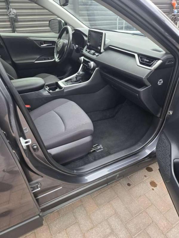 Pelēks Toyota RAV4 2021 Šauļi, ar dzinēja tilpumu 1.99 L un nobraukumu 101 tūkst. km par 14099 €, foto 9 vietnē AUTOMOTO.COM.LV