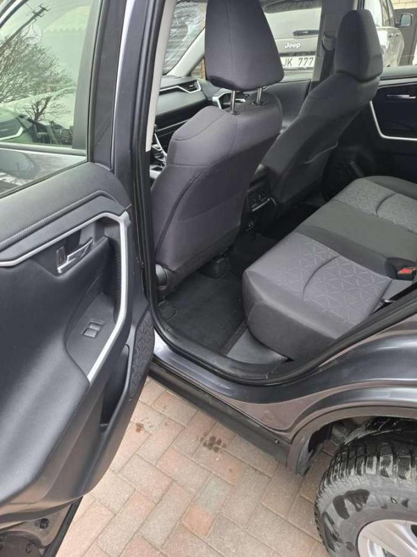 Pelēks Toyota RAV4 2021 Šauļi, ar dzinēja tilpumu 1.99 L un nobraukumu 101 tūkst. km par 14099 €, foto 10 vietnē AUTOMOTO.COM.LV