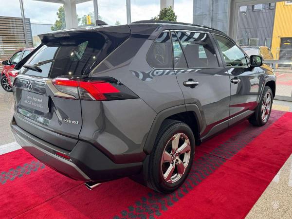 Pelēks Toyota RAV4 2021 Šauļi, ar dzinēja tilpumu 2.49 L un nobraukumu 94 tūkst. km par 32900 €, foto 7 vietnē AUTOMOTO.COM.LV