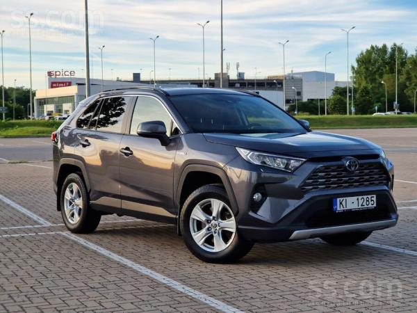 Grey Toyota RAV4 2021 in Riga, with an engine capacity of 2.50 L and mileage of 85 thousand km for 27200 €, photo 1 on AUTOMOTO.COM.LV