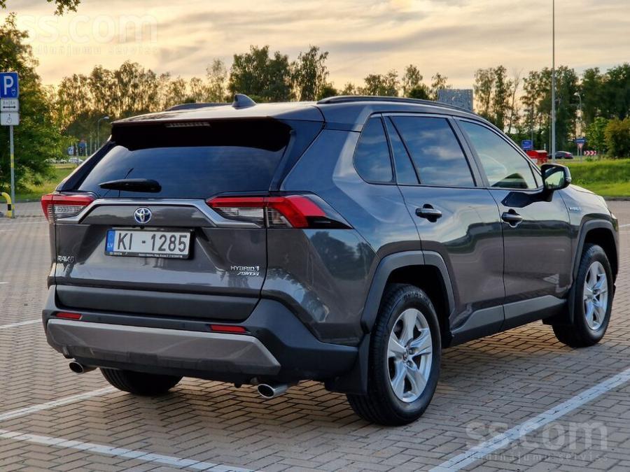 Grey Toyota RAV4 2021 in Riga, with an engine capacity of 2.50 L and mileage of 85 thousand km for 27200 €, photo 4 on AUTOMOTO.COM.LV