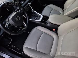 Grey Toyota RAV4 2021 in Riga, with an engine capacity of 2.50 L and mileage of 85 thousand km for 27200 €, photo 5 on AUTOMOTO.COM.LV