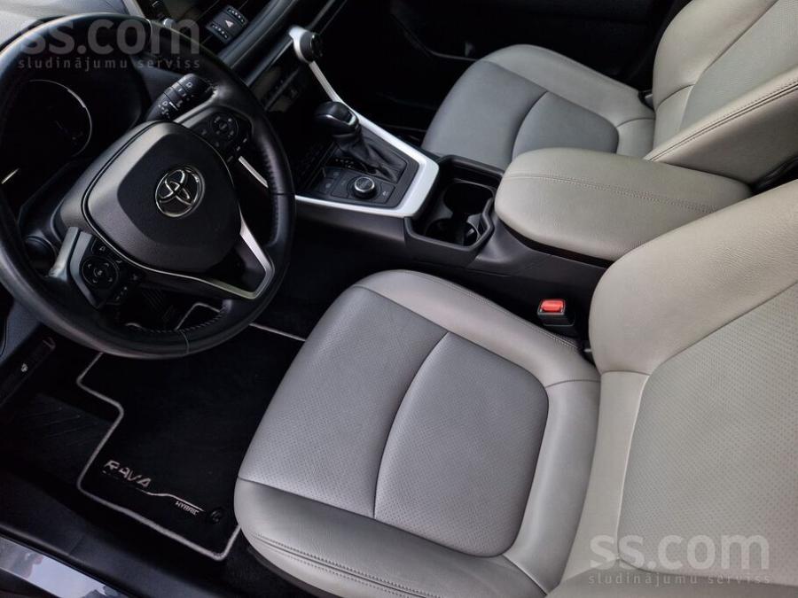 Grey Toyota RAV4 2021 in Riga, with an engine capacity of 2.50 L and mileage of 85 thousand km for 27200 €, photo 5 on AUTOMOTO.COM.LV