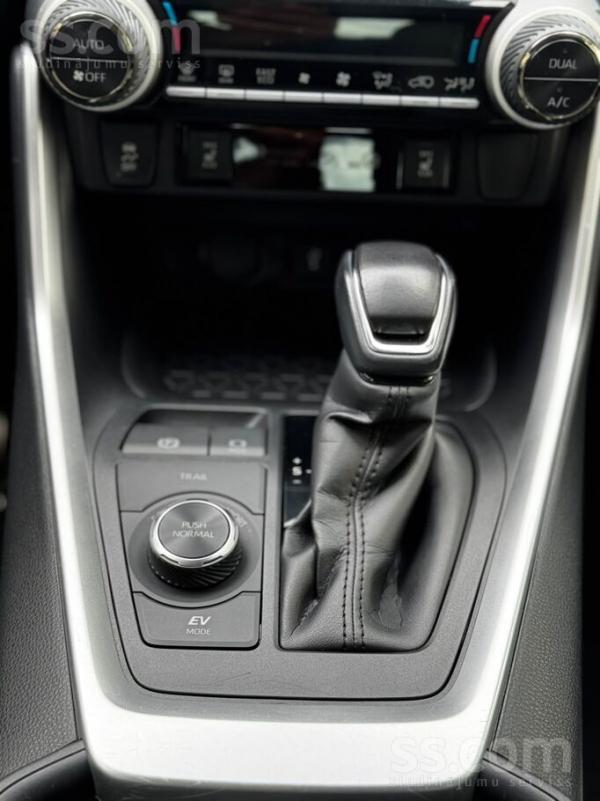 Grey Toyota RAV4 2021 in Riga, with an engine capacity of 2.50 L and mileage of 85 thousand km for 27200 €, photo 8 on AUTOMOTO.COM.LV