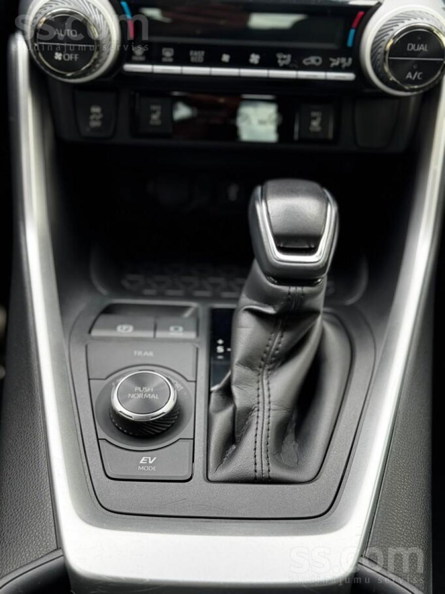 Grey Toyota RAV4 2021 in Riga, with an engine capacity of 2.50 L and mileage of 85 thousand km for 27200 €, photo 9 on AUTOMOTO.COM.LV
