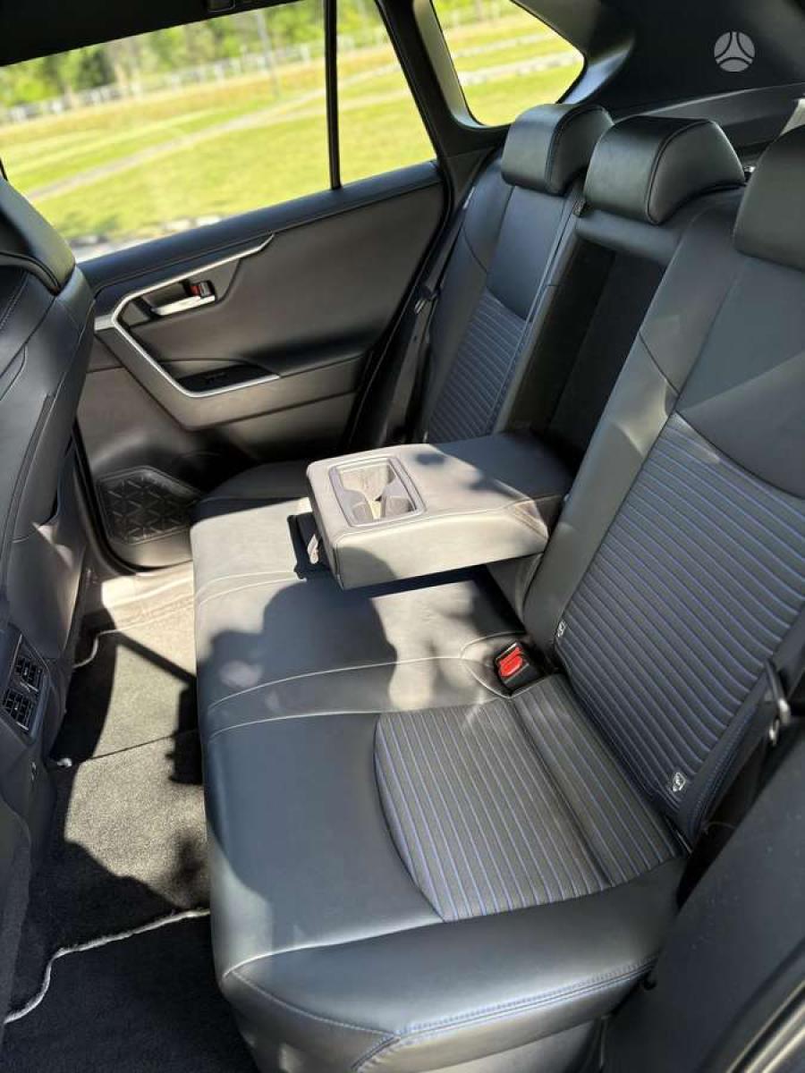 Pelēks Toyota RAV4 2021 Kauņa, ar dzinēja tilpumu 2.49 L un nobraukumu 100 tūkst. km par 31200 €, foto 10 vietnē AUTOMOTO.COM.LV