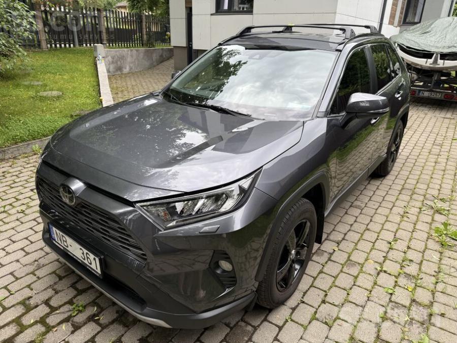 Pelēks Toyota RAV4 2021 Rīga, ar dzinēja tilpumu 2.00 L un nobraukumu 49 tūkst. km par 25700 €, foto 1 vietnē AUTOMOTO.COM.LV