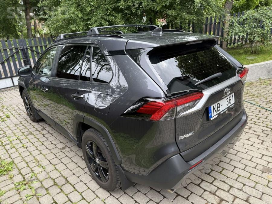 Pelēks Toyota RAV4 2021 Rīga, ar dzinēja tilpumu 2.00 L un nobraukumu 49 tūkst. km par 25700 €, foto 3 vietnē AUTOMOTO.COM.LV