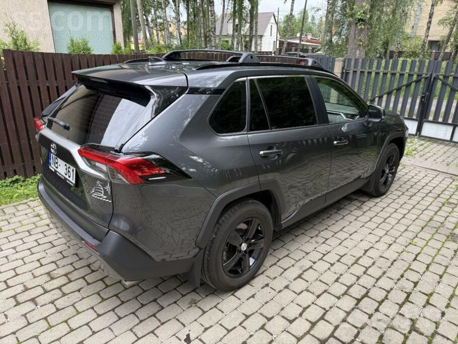 Pelēks Toyota RAV4 2021 Rīga, ar dzinēja tilpumu 2.00 L un nobraukumu 49 tūkst. km par 25700 €, foto 4 vietnē AUTOMOTO.COM.LV