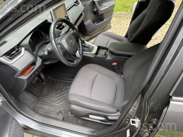Pelēks Toyota RAV4 2021 Rīga, ar dzinēja tilpumu 2.00 L un nobraukumu 49 tūkst. km par 25700 €, foto 8 vietnē AUTOMOTO.COM.LV