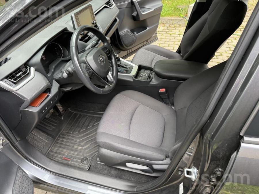 Pelēks Toyota RAV4 2021 Rīga, ar dzinēja tilpumu 2.00 L un nobraukumu 49 tūkst. km par 25700 €, foto 9 vietnē AUTOMOTO.COM.LV
