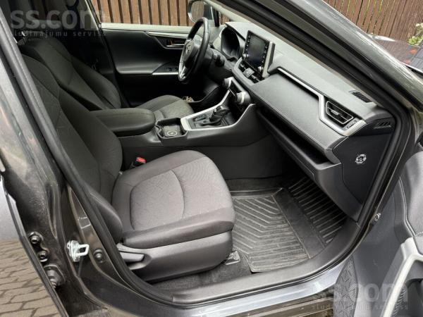 Pelēks Toyota RAV4 2021 Rīga, ar dzinēja tilpumu 2.00 L un nobraukumu 49 tūkst. km par 25700 €, foto 10 vietnē AUTOMOTO.COM.LV