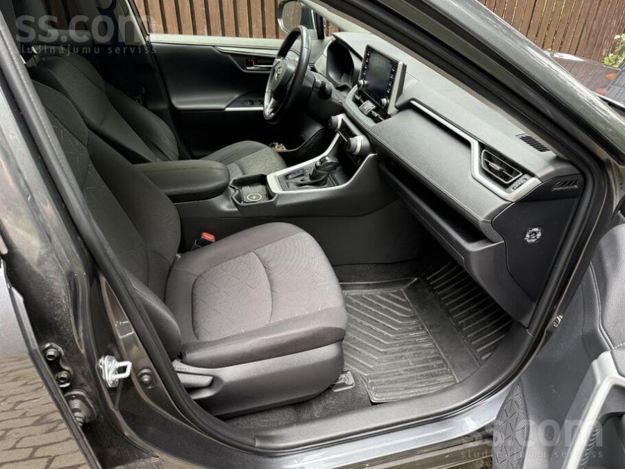 Pelēks Toyota RAV4 2021 Rīga, ar dzinēja tilpumu 2.00 L un nobraukumu 49 tūkst. km par 25700 €, foto 11 vietnē AUTOMOTO.COM.LV