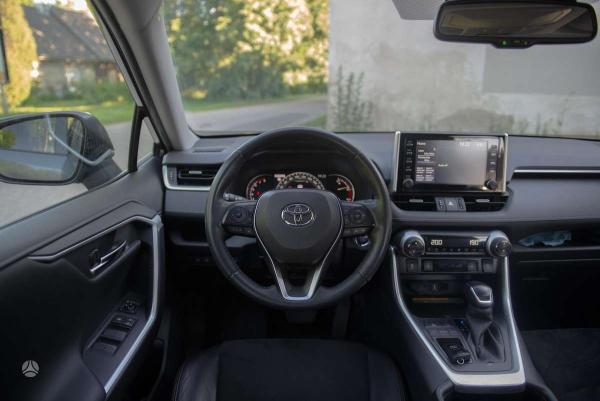 Grey Toyota RAV4 2021 in Vilnius, with an engine capacity of 1.99 L and mileage of 76 thousand km for 26500 €, photo 3 on AUTOMOTO.COM.LV