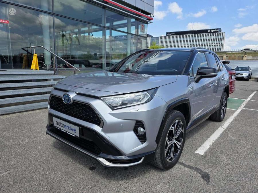 Grey Toyota RAV4 2021 in Vilnius, with an engine capacity of 2.49 L and mileage of 138 thousand km for 31750 €, photo 1 on AUTOMOTO.COM.LV