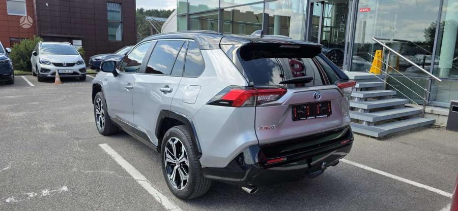 Grey Toyota RAV4 2021 in Vilnius, with an engine capacity of 2.49 L and mileage of 138 thousand km for 31750 €, photo 6 on AUTOMOTO.COM.LV