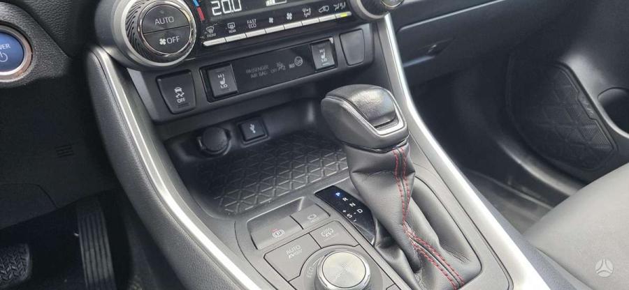 Grey Toyota RAV4 2021 in Vilnius, with an engine capacity of 2.49 L and mileage of 138 thousand km for 31750 €, photo 17 on AUTOMOTO.COM.LV