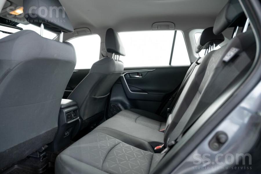 Pelēks Toyota RAV4 2021 Rīga, ar dzinēja tilpumu 2.00 L un nobraukumu 82 tūkst. km par 22900 €, foto 9 vietnē AUTOMOTO.COM.LV
