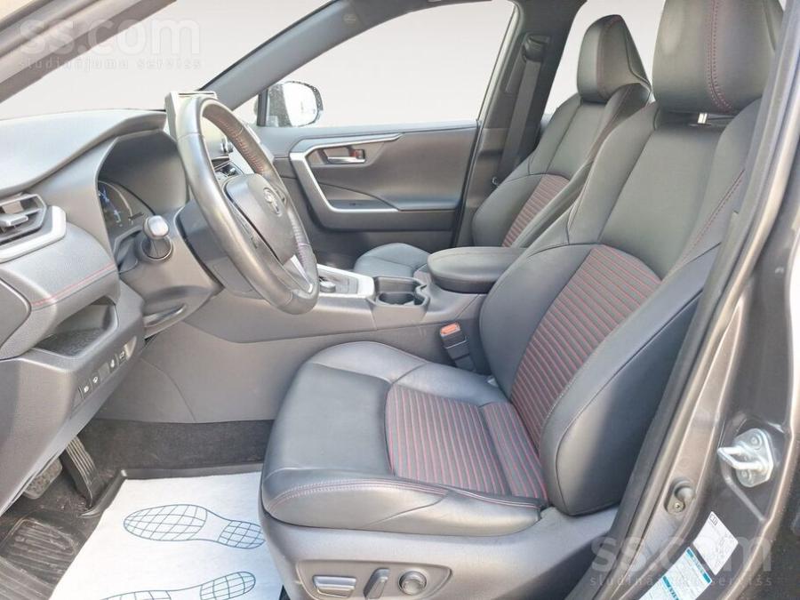 Grey Toyota RAV4 2021 in Riga, with an engine capacity of 2.50 L and mileage of 105 thousand km for 33700 €, photo 11 on AUTOMOTO.COM.LV