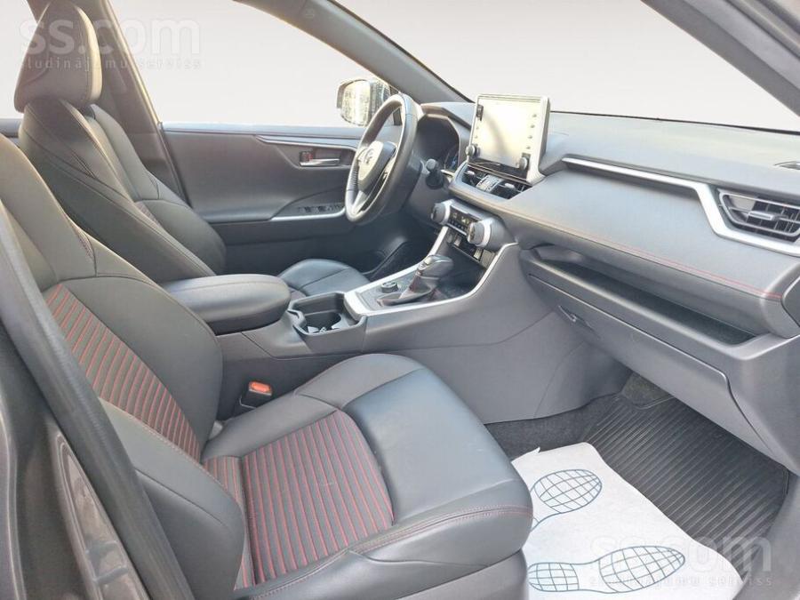 Grey Toyota RAV4 2021 in Riga, with an engine capacity of 2.50 L and mileage of 105 thousand km for 33700 €, photo 13 on AUTOMOTO.COM.LV
