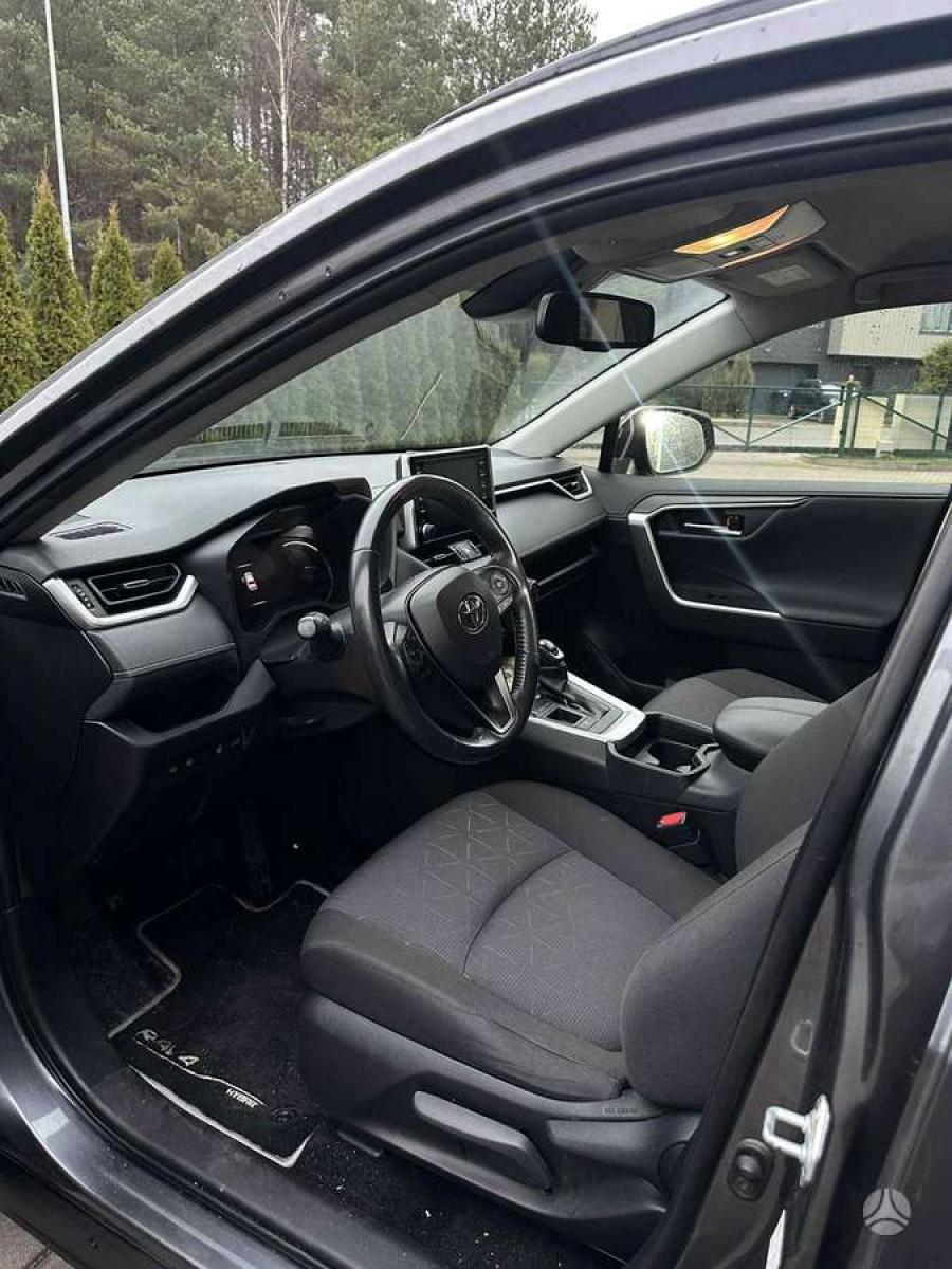 Grey Toyota RAV4 2021 in Vilnius, with an engine capacity of 2.49 L and mileage of 111 thousand km for 25500 €, photo 1 on AUTOMOTO.COM.LV
