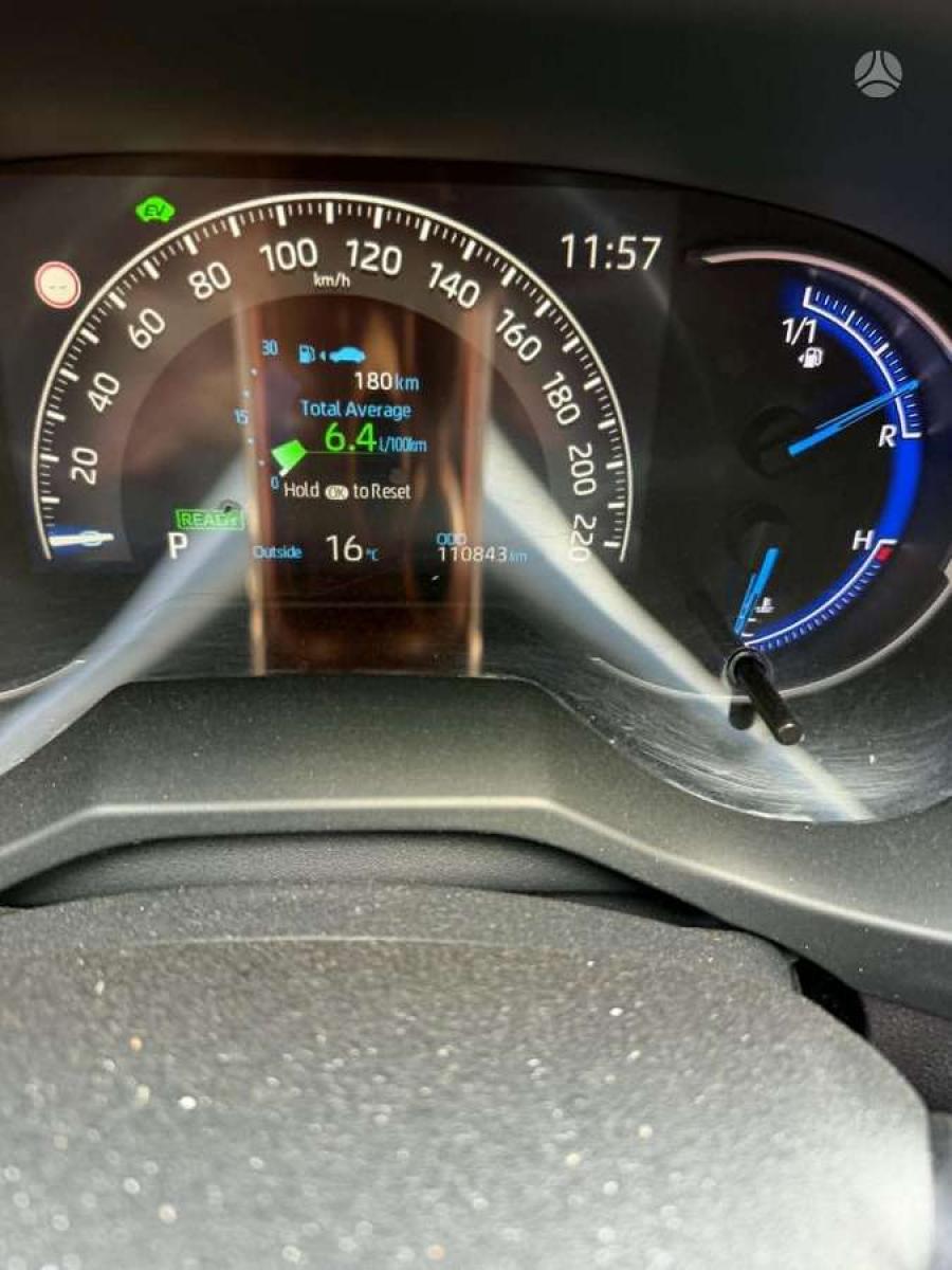 Grey Toyota RAV4 2021 in Vilnius, with an engine capacity of 2.49 L and mileage of 111 thousand km for 25500 €, photo 3 on AUTOMOTO.COM.LV