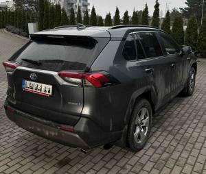 Grey Toyota RAV4 2021 in Vilnius, with an engine capacity of 2.49 L and mileage of 111 thousand km for 25500 €, photo 4 on AUTOMOTO.COM.LV