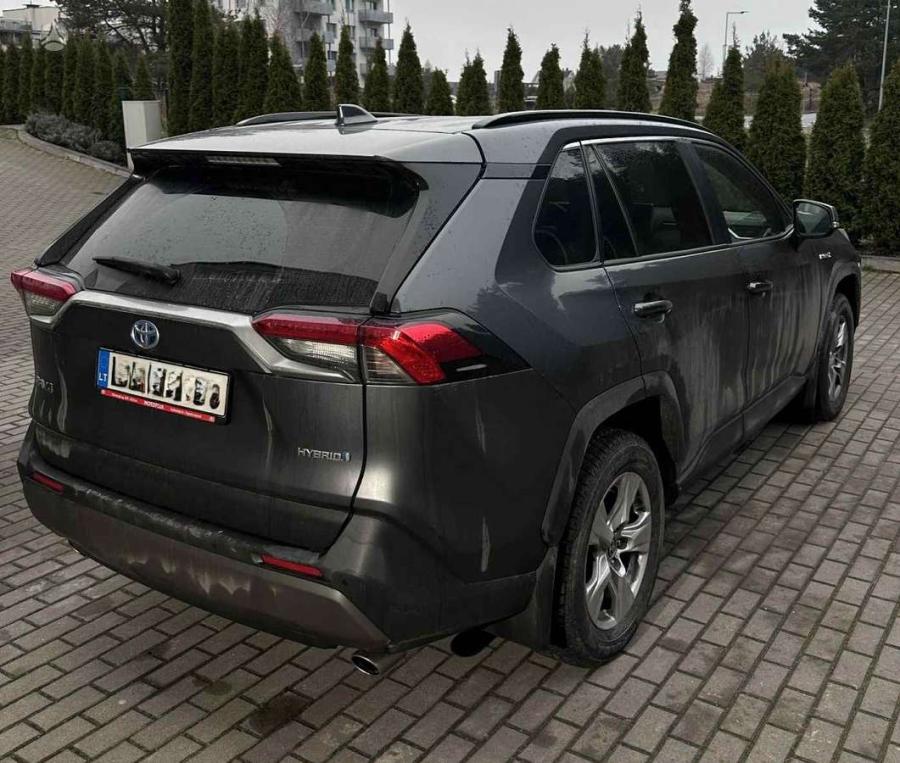 Grey Toyota RAV4 2021 in Vilnius, with an engine capacity of 2.49 L and mileage of 111 thousand km for 25500 €, photo 4 on AUTOMOTO.COM.LV