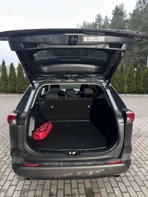 Grey Toyota RAV4 2021 in Vilnius, with an engine capacity of 2.49 L and mileage of 111 thousand km for 25500 €, photo 5 on AUTOMOTO.COM.LV