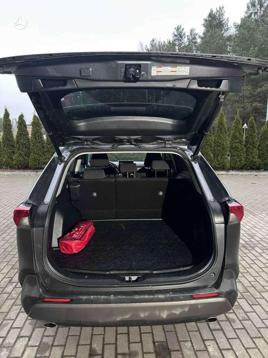 Grey Toyota RAV4 2021 in Vilnius, with an engine capacity of 2.49 L and mileage of 111 thousand km for 25500 €, photo 5 on AUTOMOTO.COM.LV