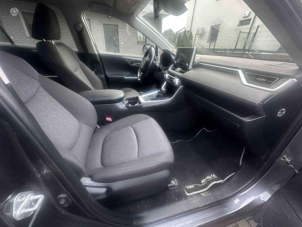 Grey Toyota RAV4 2021 in Vilnius, with an engine capacity of 2.49 L and mileage of 111 thousand km for 25500 €, photo 5 on AUTOMOTO.COM.LV