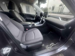 Grey Toyota RAV4 2021 in Vilnius, with an engine capacity of 2.49 L and mileage of 111 thousand km for 25500 €, photo 6 on AUTOMOTO.COM.LV