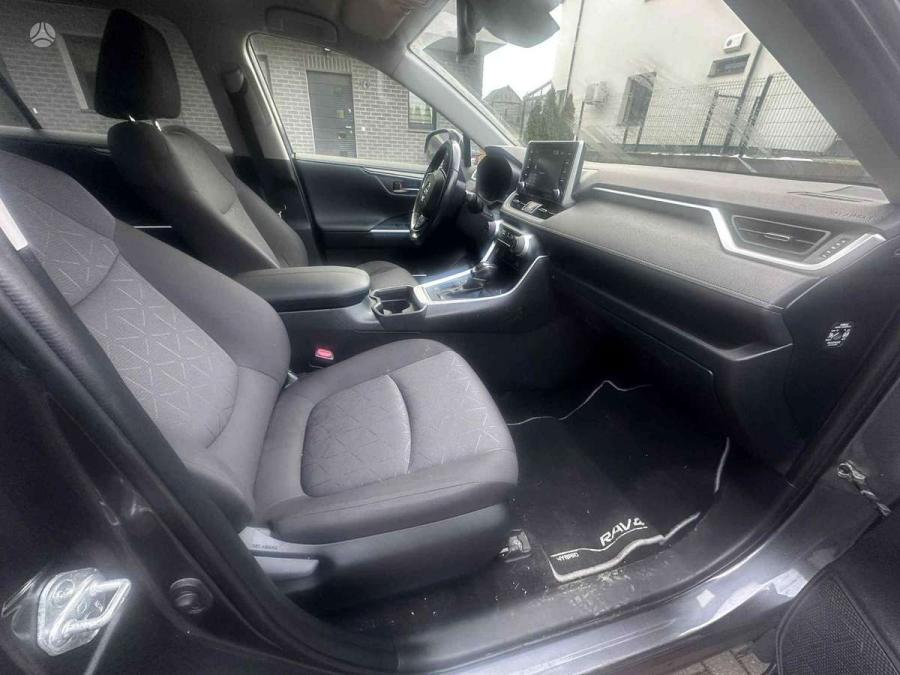 Grey Toyota RAV4 2021 in Vilnius, with an engine capacity of 2.49 L and mileage of 111 thousand km for 25500 €, photo 6 on AUTOMOTO.COM.LV