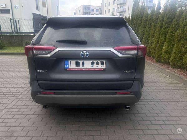 Grey Toyota RAV4 2021 in Vilnius, with an engine capacity of 2.49 L and mileage of 111 thousand km for 25500 €, photo 6 on AUTOMOTO.COM.LV
