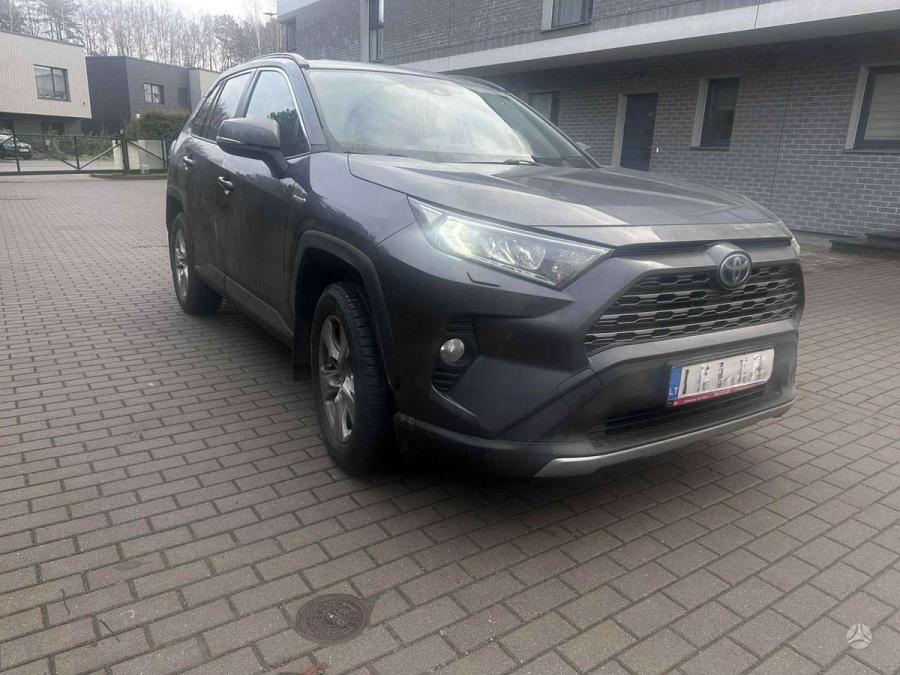 Grey Toyota RAV4 2021 in Vilnius, with an engine capacity of 2.49 L and mileage of 111 thousand km for 25500 €, photo 8 on AUTOMOTO.COM.LV
