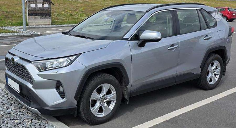 Grey Toyota RAV4 2021 in Vilnius, with an engine capacity of 1.99 L and mileage of 49 thousand km for 25200 €, photo 1 on AUTOMOTO.COM.LV