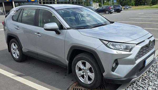 Pelēks Toyota RAV4 2021 Viļņa, ar dzinēja tilpumu 1.99 L un nobraukumu 49 tūkst. km par 25200 €, foto 2 vietnē AUTOMOTO.COM.LV