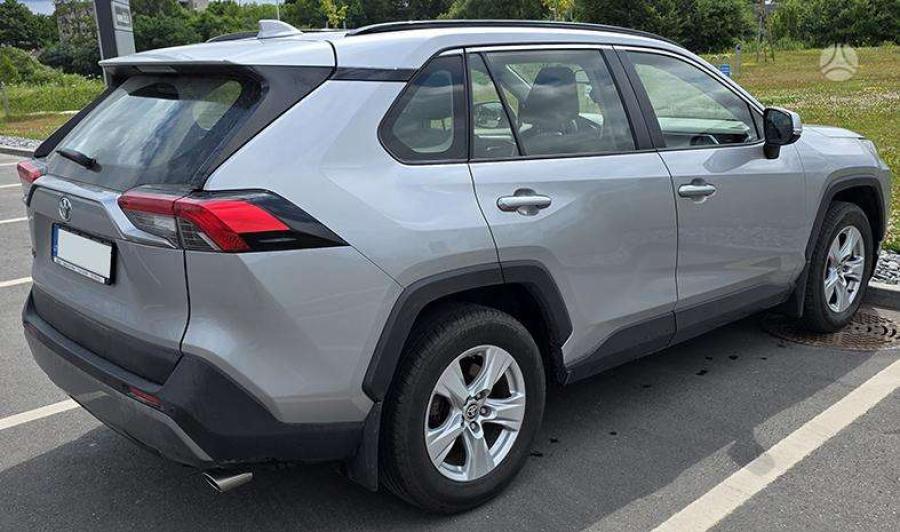 Grey Toyota RAV4 2021 in Vilnius, with an engine capacity of 1.99 L and mileage of 49 thousand km for 25200 €, photo 4 on AUTOMOTO.COM.LV