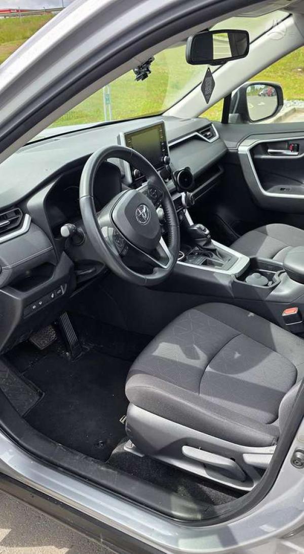 Pelēks Toyota RAV4 2021 Viļņa, ar dzinēja tilpumu 1.99 L un nobraukumu 49 tūkst. km par 25200 €, foto 5 vietnē AUTOMOTO.COM.LV
