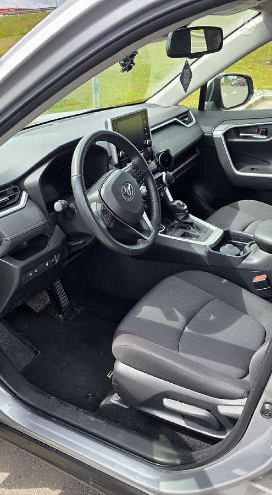Grey Toyota RAV4 2021 in Vilnius, with an engine capacity of 1.99 L and mileage of 49 thousand km for 25200 €, photo 6 on AUTOMOTO.COM.LV