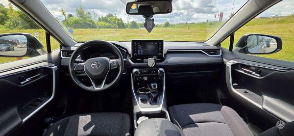 Pelēks Toyota RAV4 2021 Viļņa, ar dzinēja tilpumu 1.99 L un nobraukumu 49 tūkst. km par 25200 €, foto 7 vietnē AUTOMOTO.COM.LV