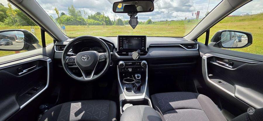 Grey Toyota RAV4 2021 in Vilnius, with an engine capacity of 1.99 L and mileage of 49 thousand km for 25200 €, photo 8 on AUTOMOTO.COM.LV