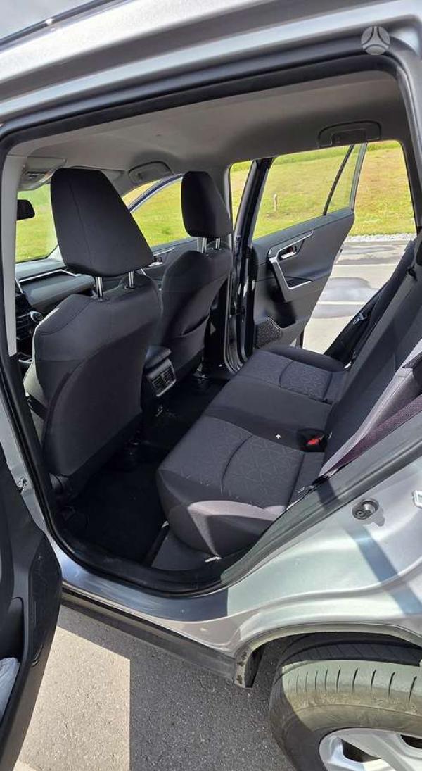 Pelēks Toyota RAV4 2021 Viļņa, ar dzinēja tilpumu 1.99 L un nobraukumu 49 tūkst. km par 25200 €, foto 8 vietnē AUTOMOTO.COM.LV