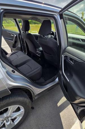 Grey Toyota RAV4 2021 in Vilnius, with an engine capacity of 1.99 L and mileage of 49 thousand km for 25200 €, photo 10 on AUTOMOTO.COM.LV