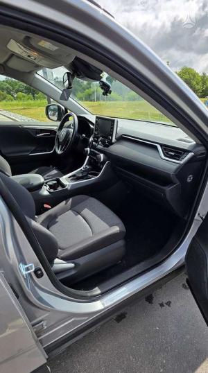 Grey Toyota RAV4 2021 in Vilnius, with an engine capacity of 1.99 L and mileage of 49 thousand km for 25200 €, photo 11 on AUTOMOTO.COM.LV